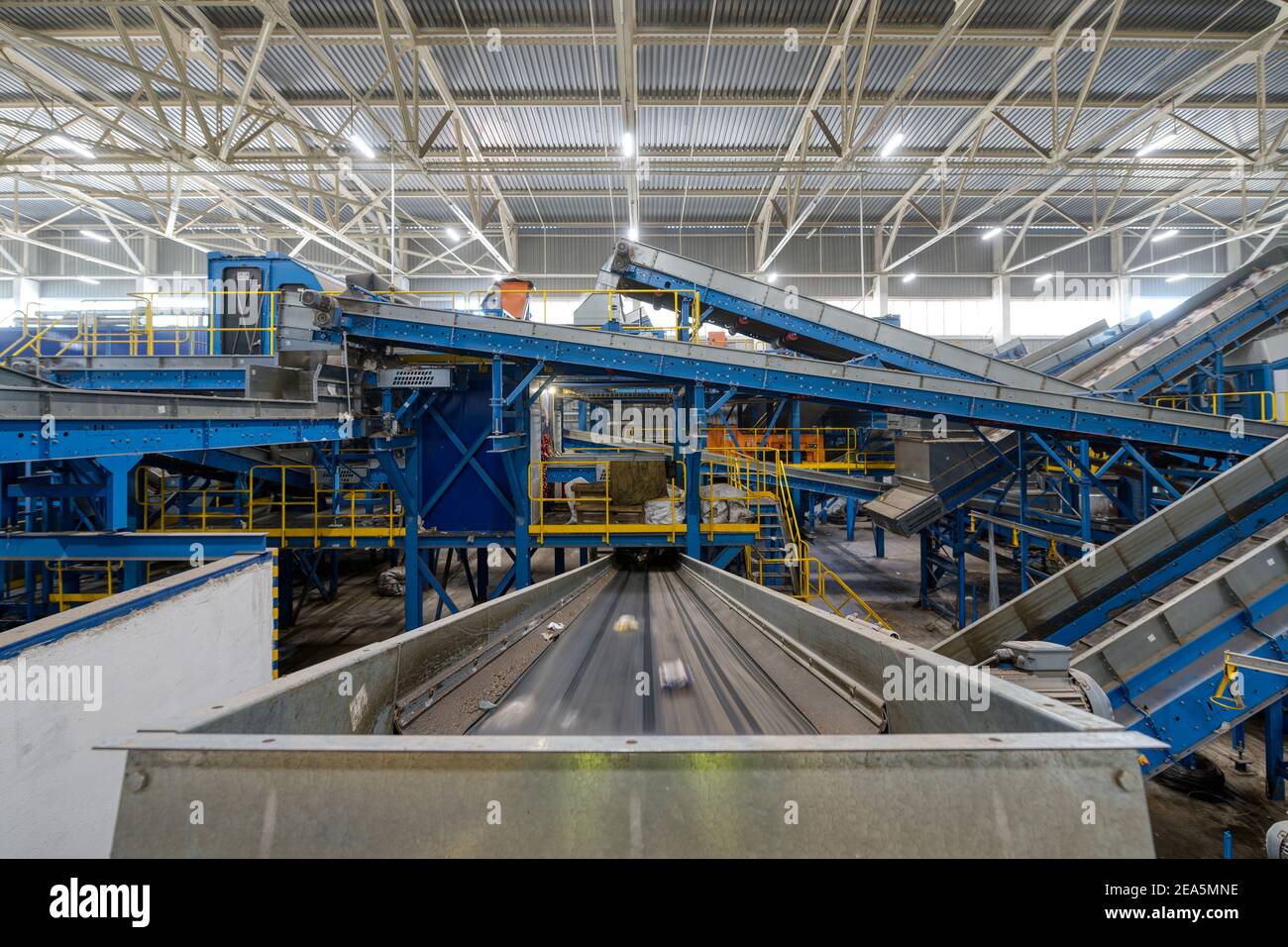 Recycling factory sorting machine hi-res stock photography and images ...