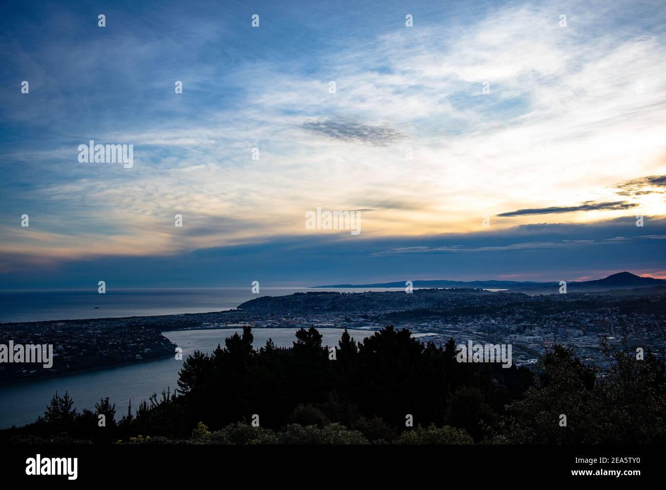 Dunedin at sunset, from the Signal Hill lookout Stock Photo - Alamy