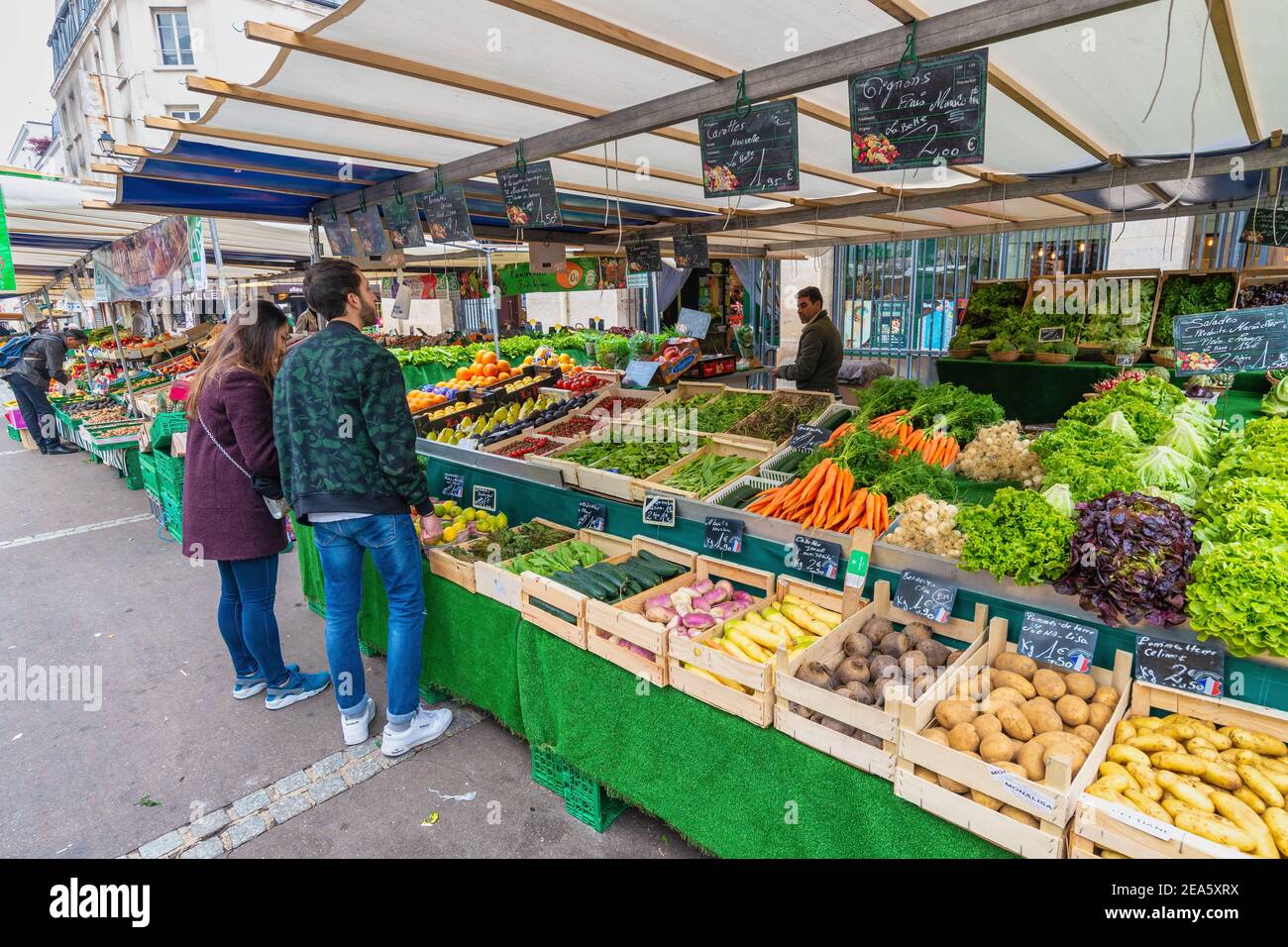 Food street market in paris hi-res stock photography and images - Alamy