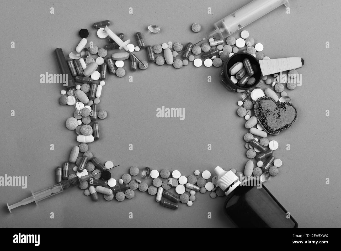 Set of colorful pills scattered on green background, copy space. Drugs ...