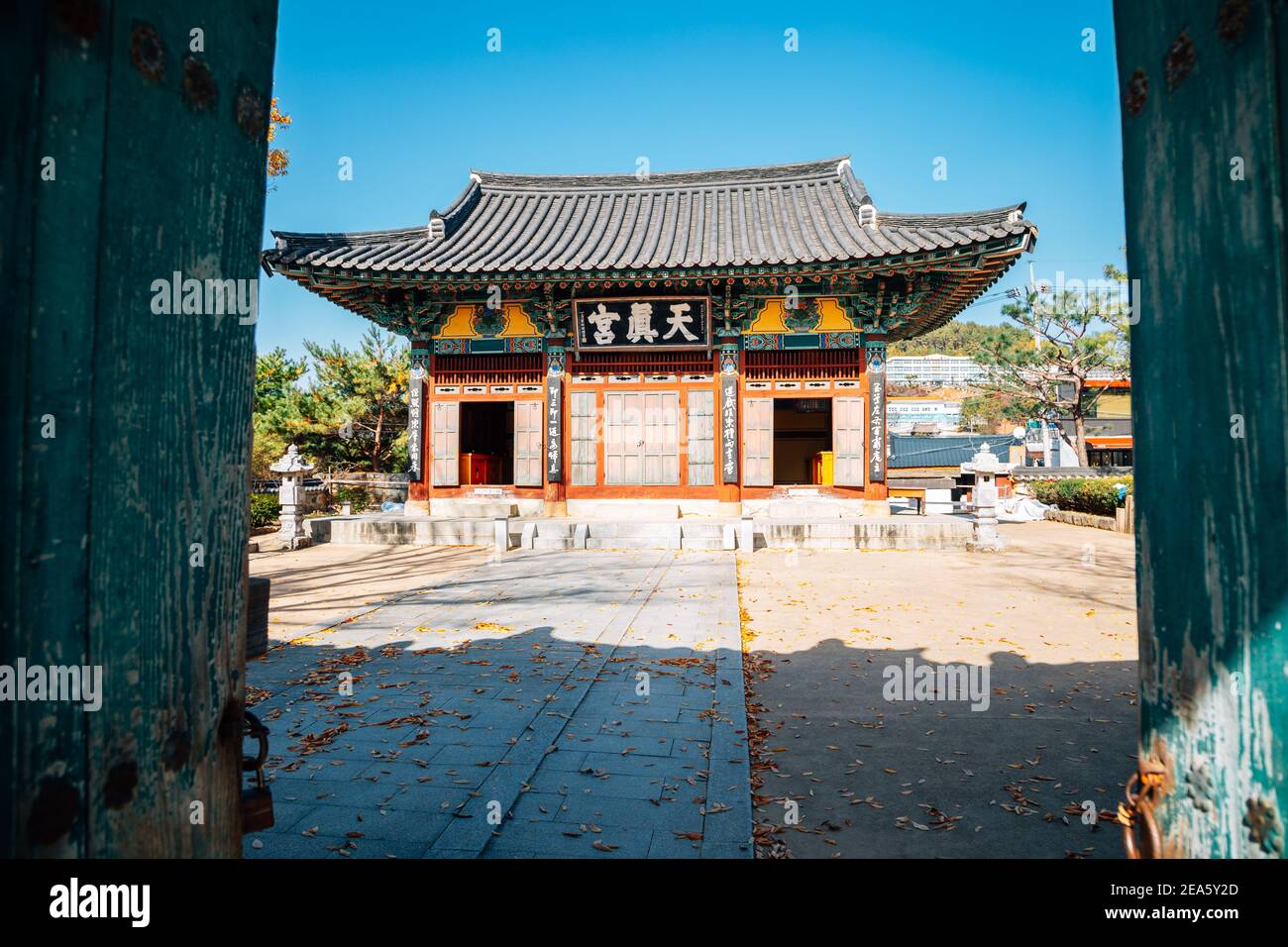 Korean Traditional Gate High Resolution Stock Photography and Images ...