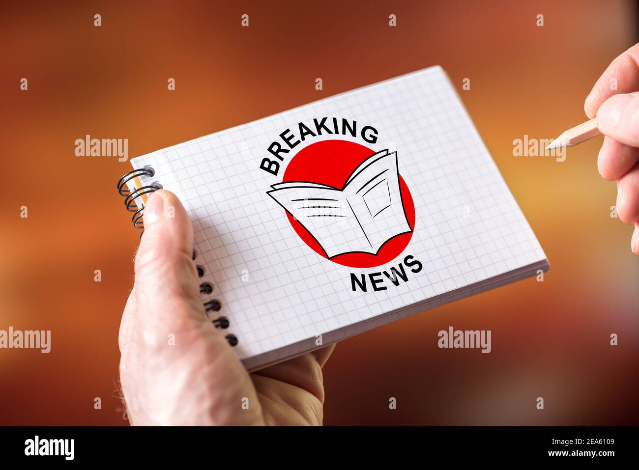 Hand drawing breaking news concept on a notepad Stock Photo - Alamy