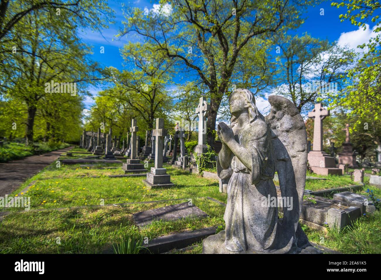 Angel cemetery victorian tomb hi-res stock photography and images - Alamy