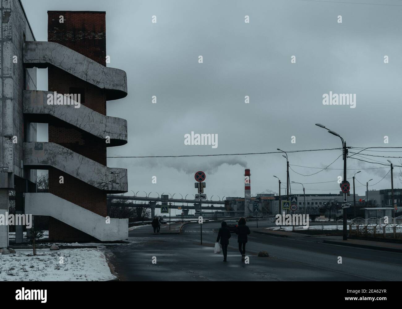 Sad everyday life in modern Russia. The couple walks on the sidewalk ...