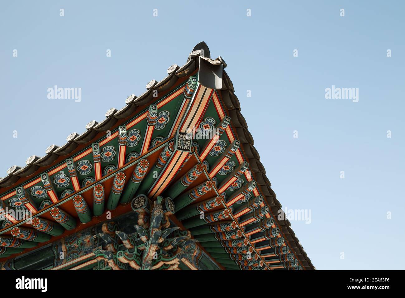 Korean traditional eaves roof at Yeongnamnu pavilion in Miryang, Korea ...