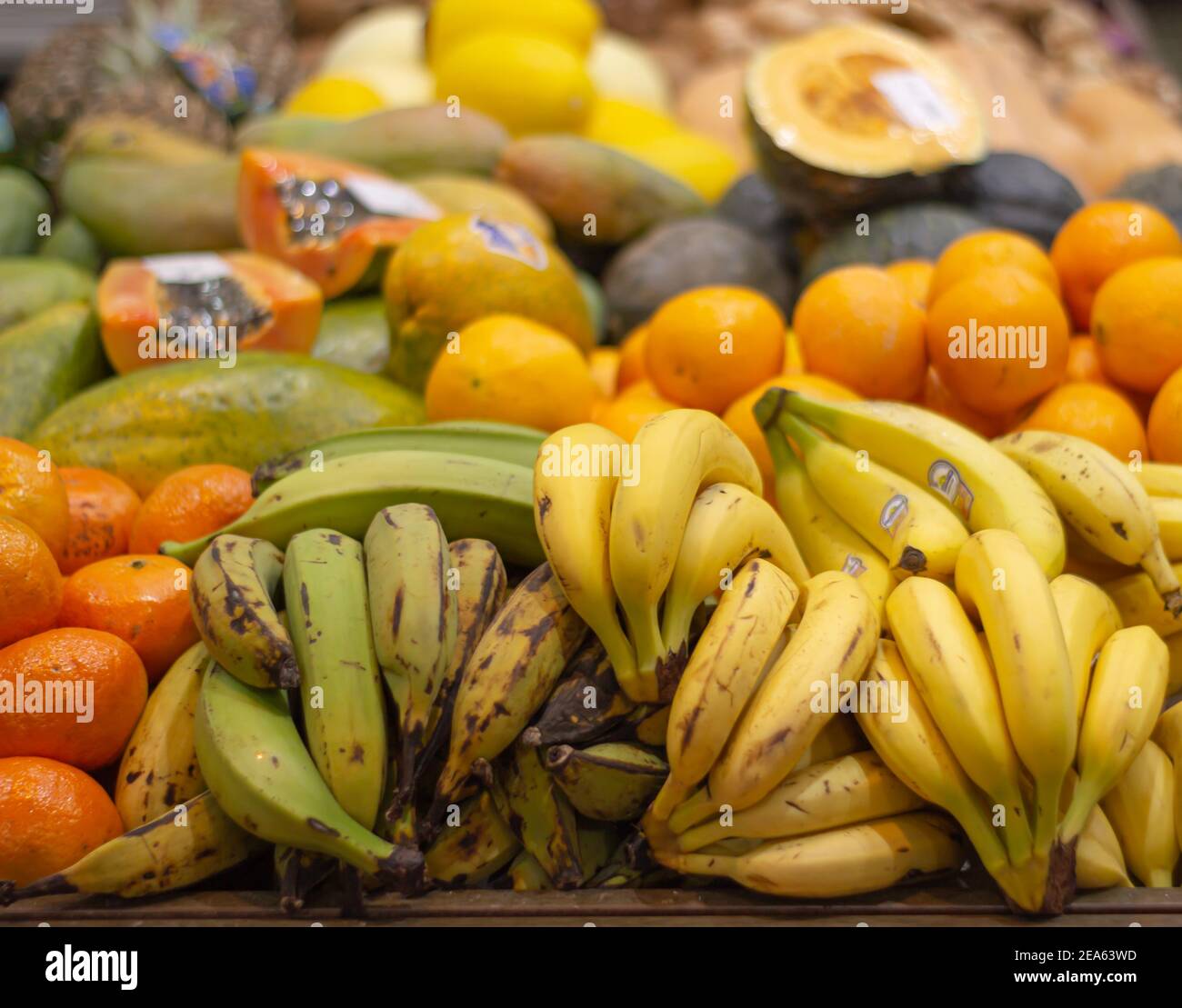 Fresh fruits at the grocery store Stock Photo - Alamy