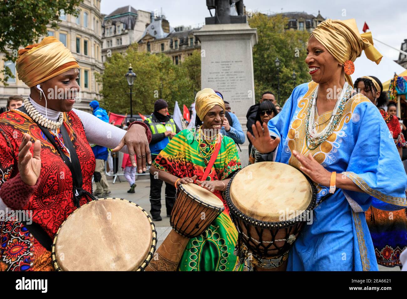 African performers hi-res stock photography and images - Alamy