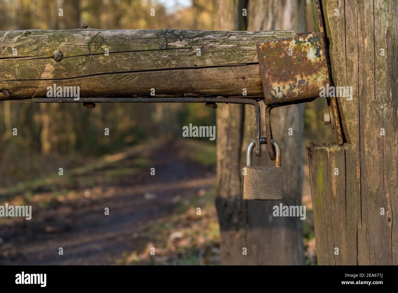 Wooden footpath gate latch lock hi-res stock photography and images - Alamy