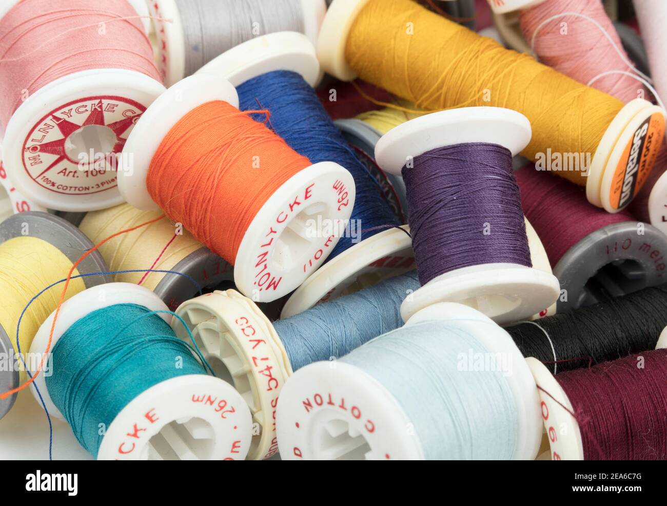 Pile of sewing thread spools hi-res stock photography and images - Alamy