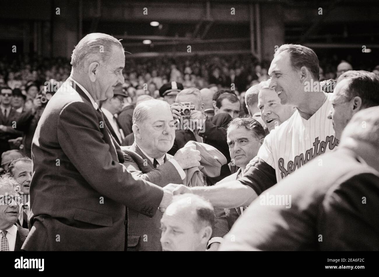 President lyndon b johnson 1965 hi-res stock photography and images - Alamy
