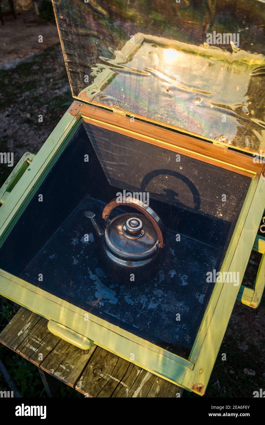 Kettle in a Heat Box - a Solar Sunlight Sun Trap that uses a Mirror ...