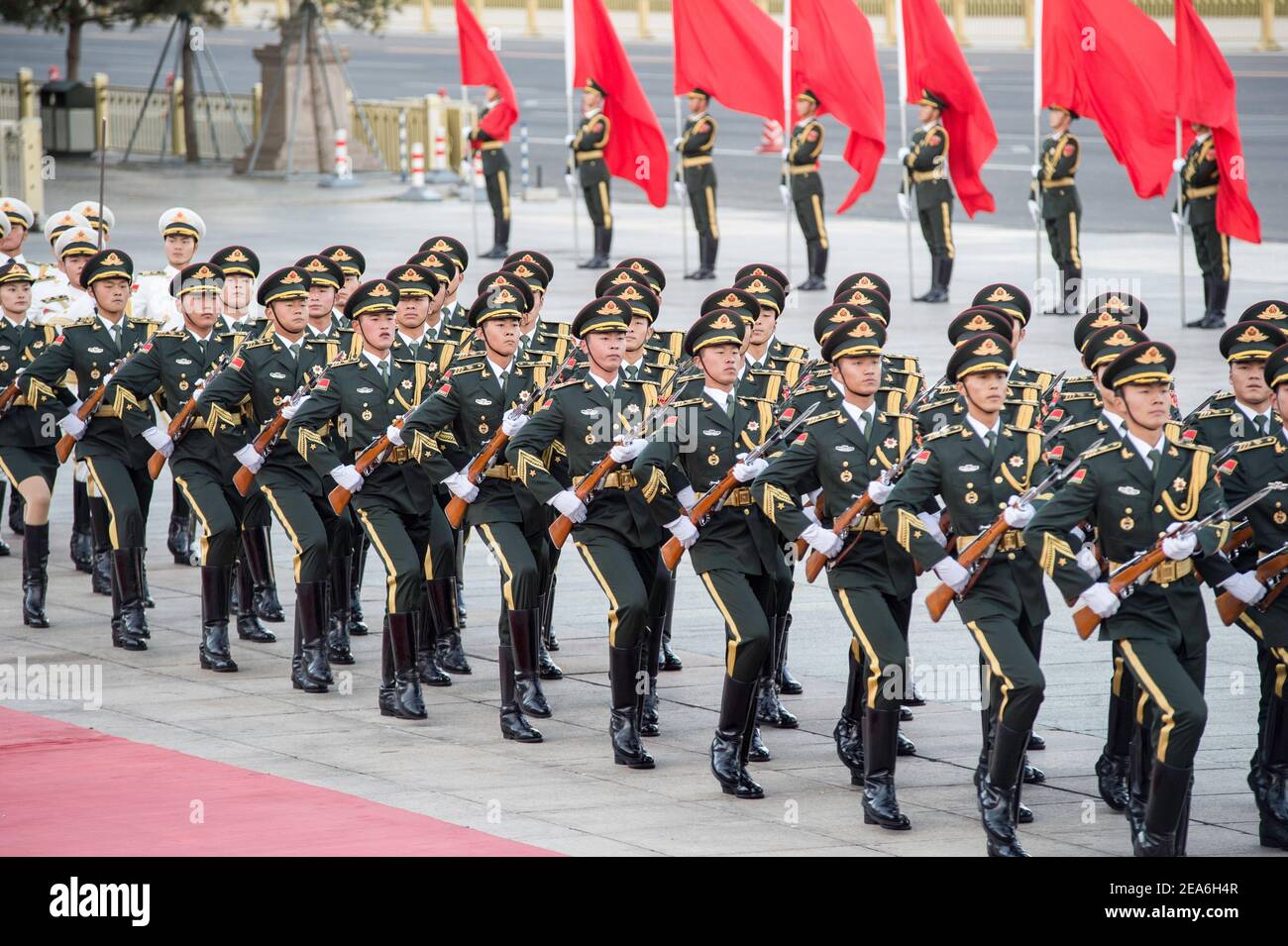 Chinese soldiers of the presidential honour guard holding rifles and ...