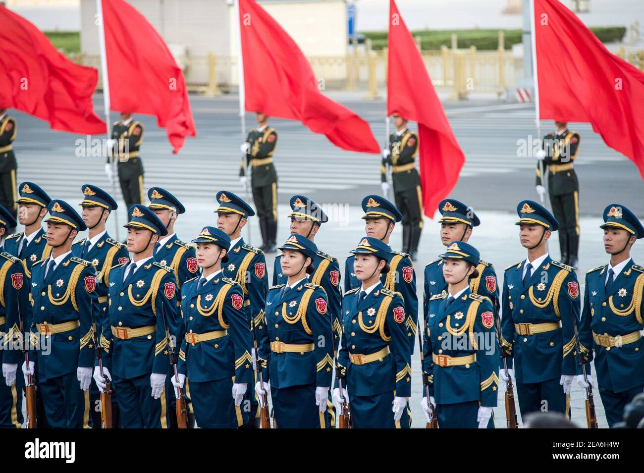 Chinese soldiers of the presidential honour guard holding rifles and ...