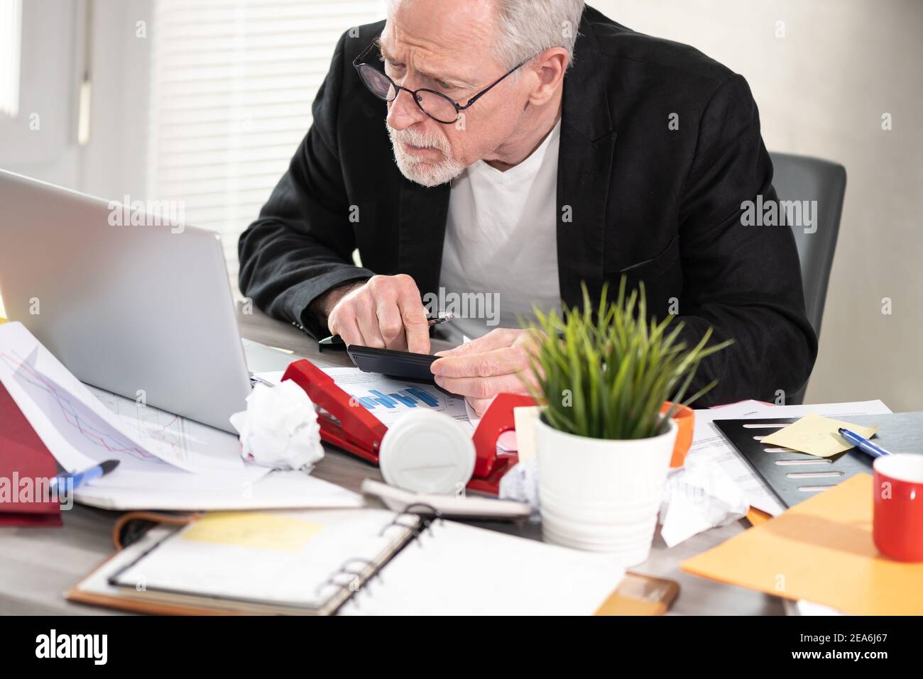 Businessman working on a cluttered and messy desk Stock Photo - Alamy
