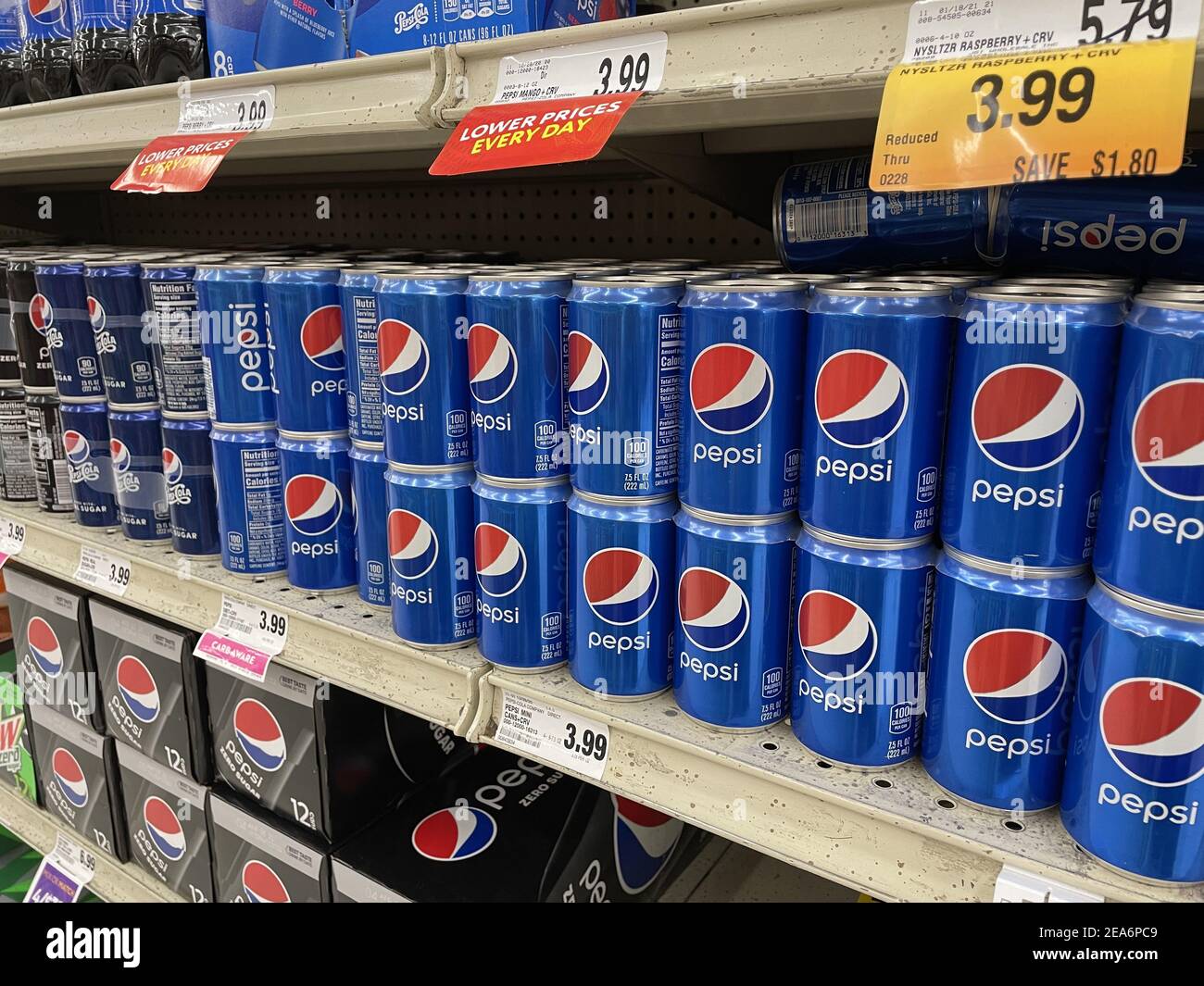 Soda cans rows hi-res stock photography and images - Alamy