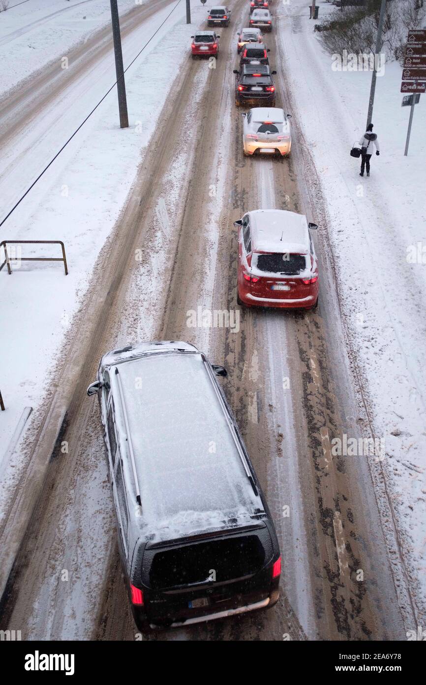 Onset of winter in NRW, cars on the road in the snow, on February 8th ...