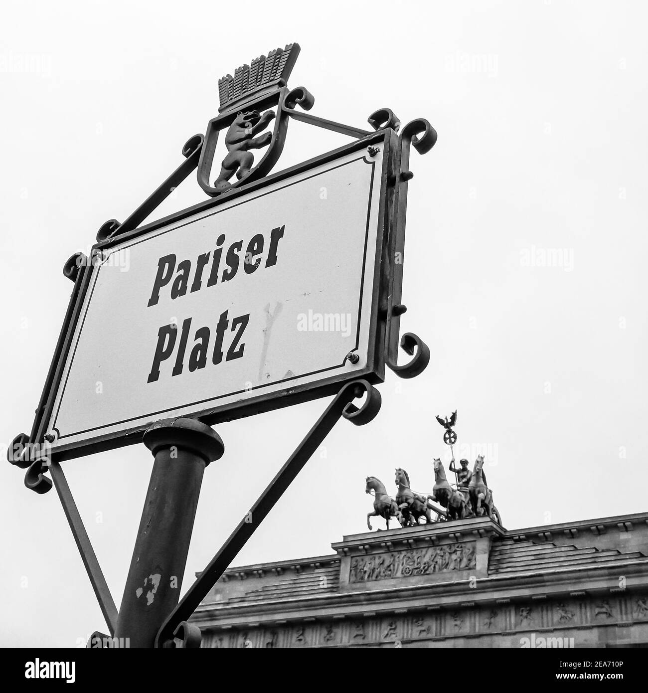 Building the berlin wall Black and White Stock Photos & Images - Alamy