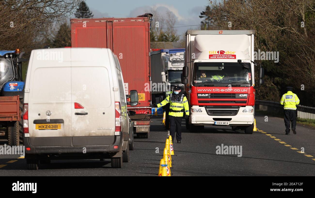 Vehicles irish border hi-res stock photography and images - Alamy