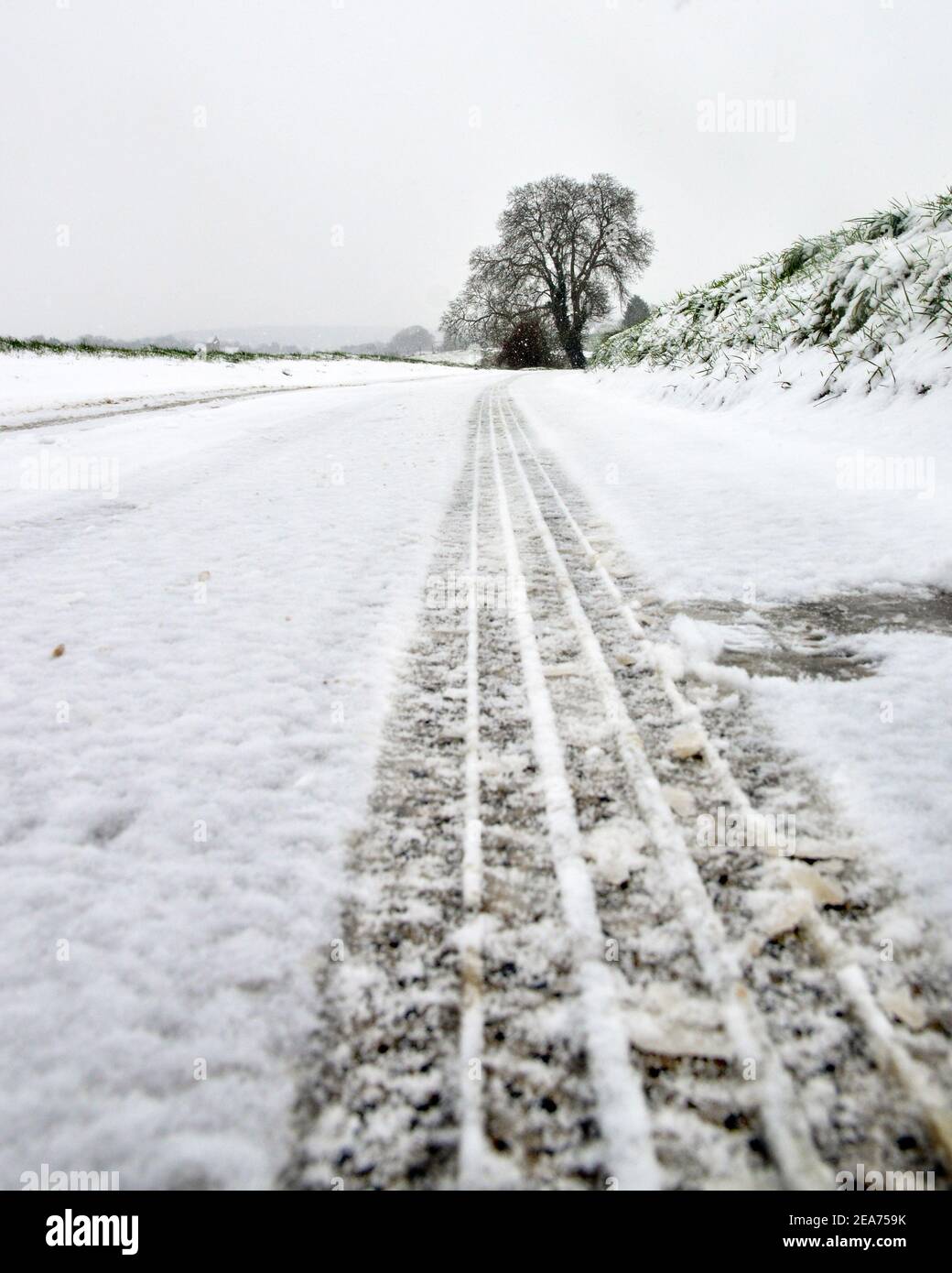 Tyre marks on road hi-res stock photography and images - Alamy