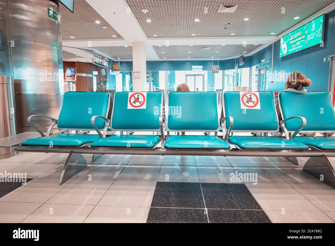 Social distancing sign on seats hi-res stock photography and images - Alamy