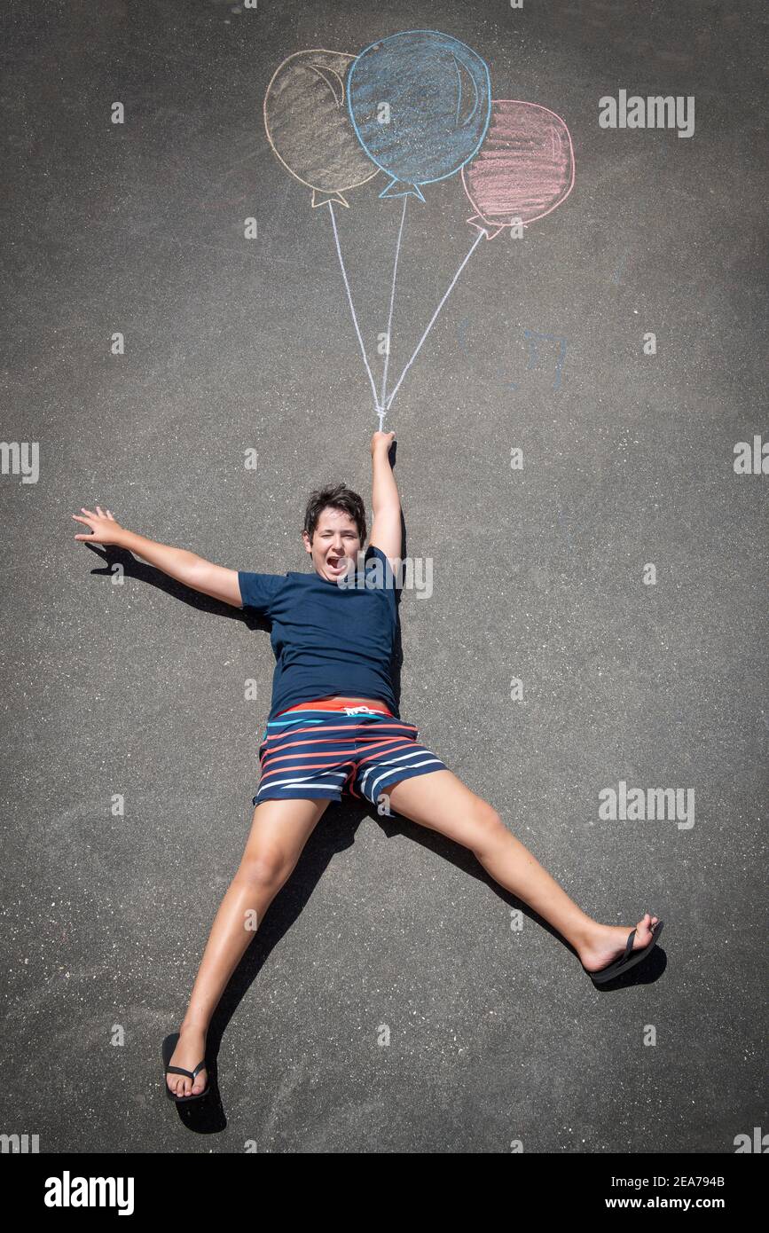 Chalk drawing balloons hi-res stock photography and images - Alamy