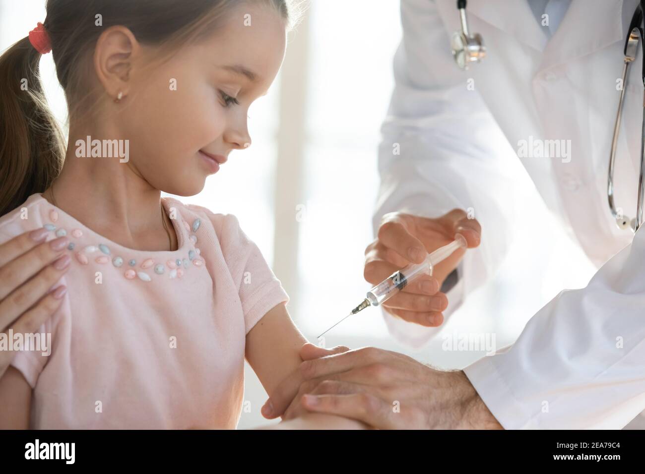 Doctor give injection to little girl patient Stock Photo - Alamy