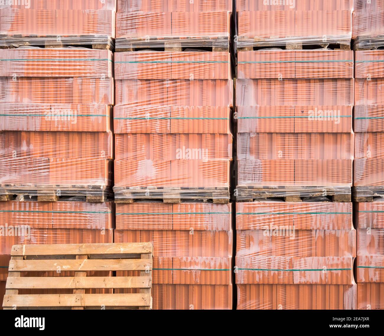 Pile pallets red bricks hi-res stock photography and images - Alamy