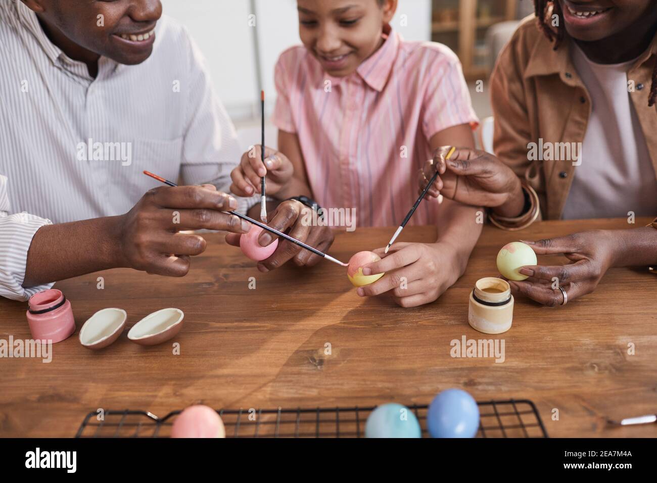 Mom and daughter art project hi-res stock photography and images - Alamy