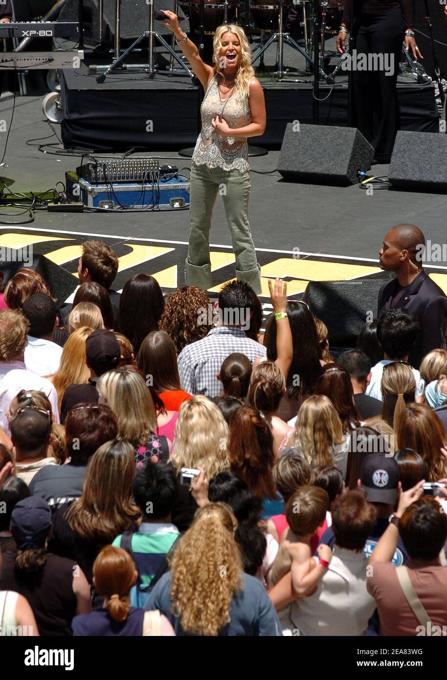 Jessica simpson 2004 concert hi-res stock photography and images - Alamy