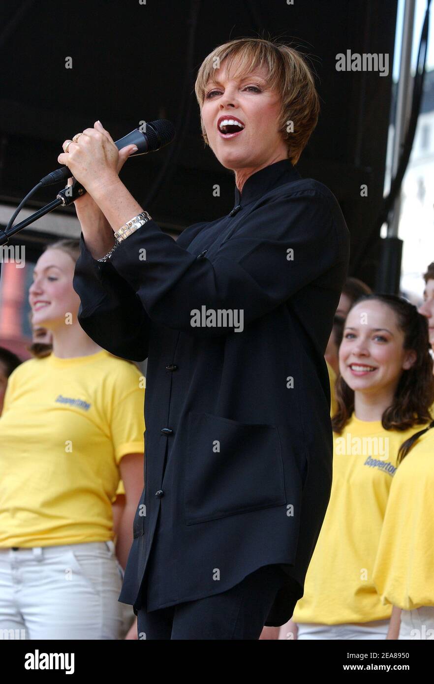 Pat Benatar perfoms live with her highschool choir to kick off the ...