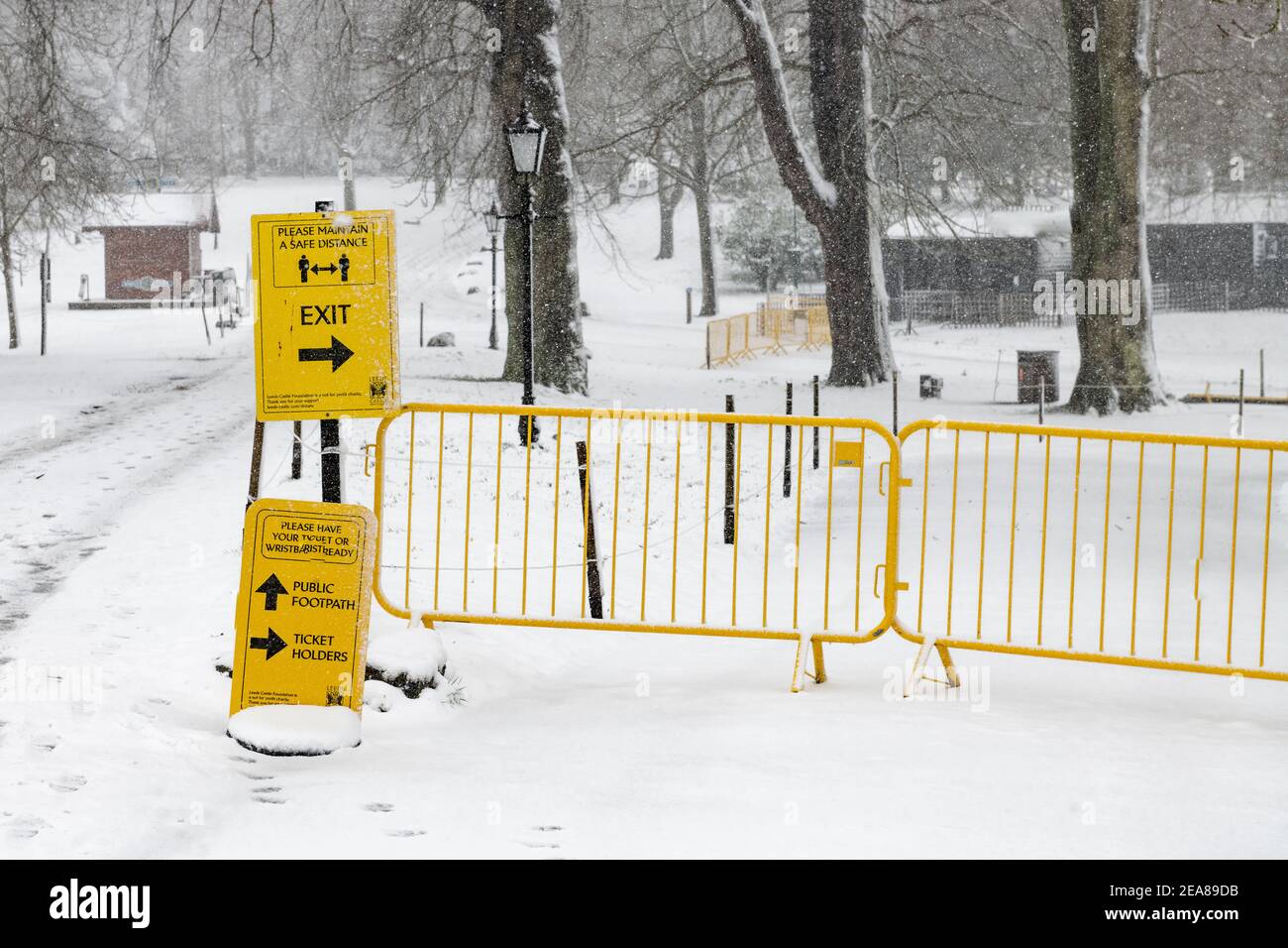 Yellow exit sign hi-res stock photography and images - Alamy