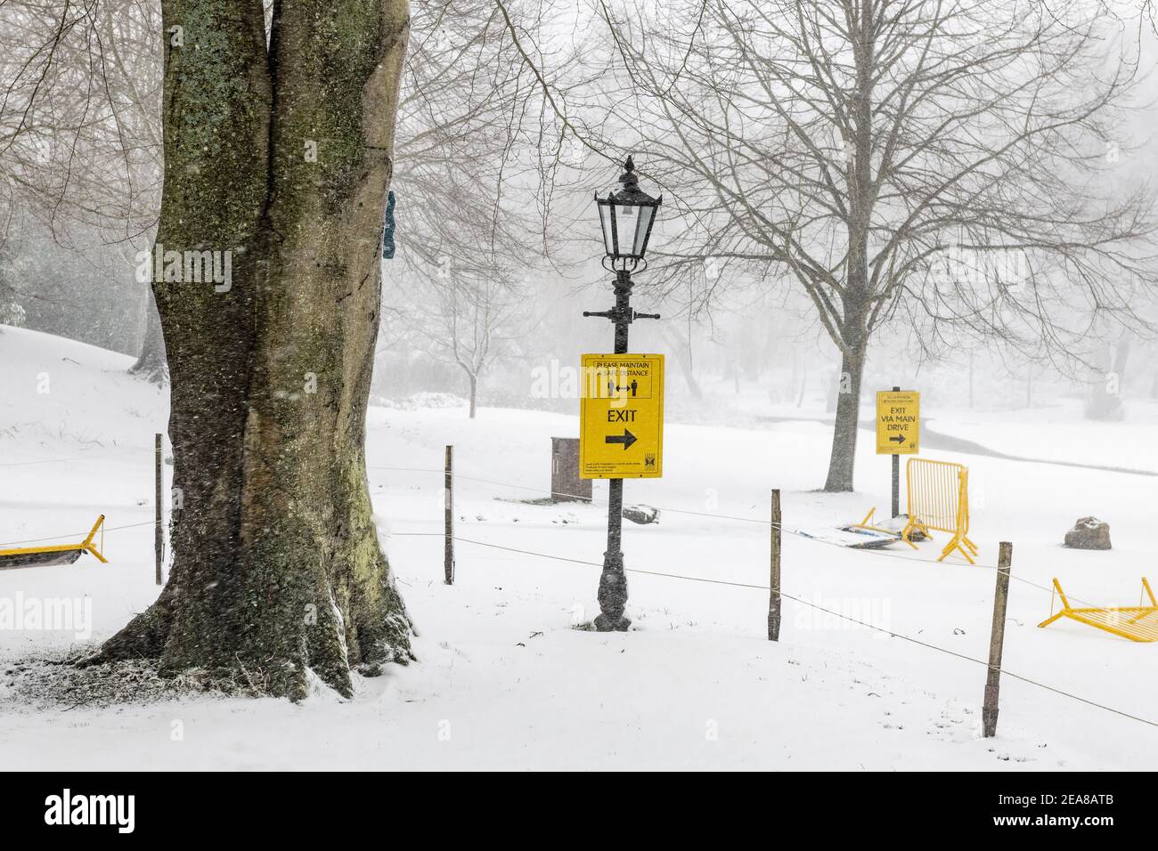 Yellow exit sign hi-res stock photography and images - Alamy