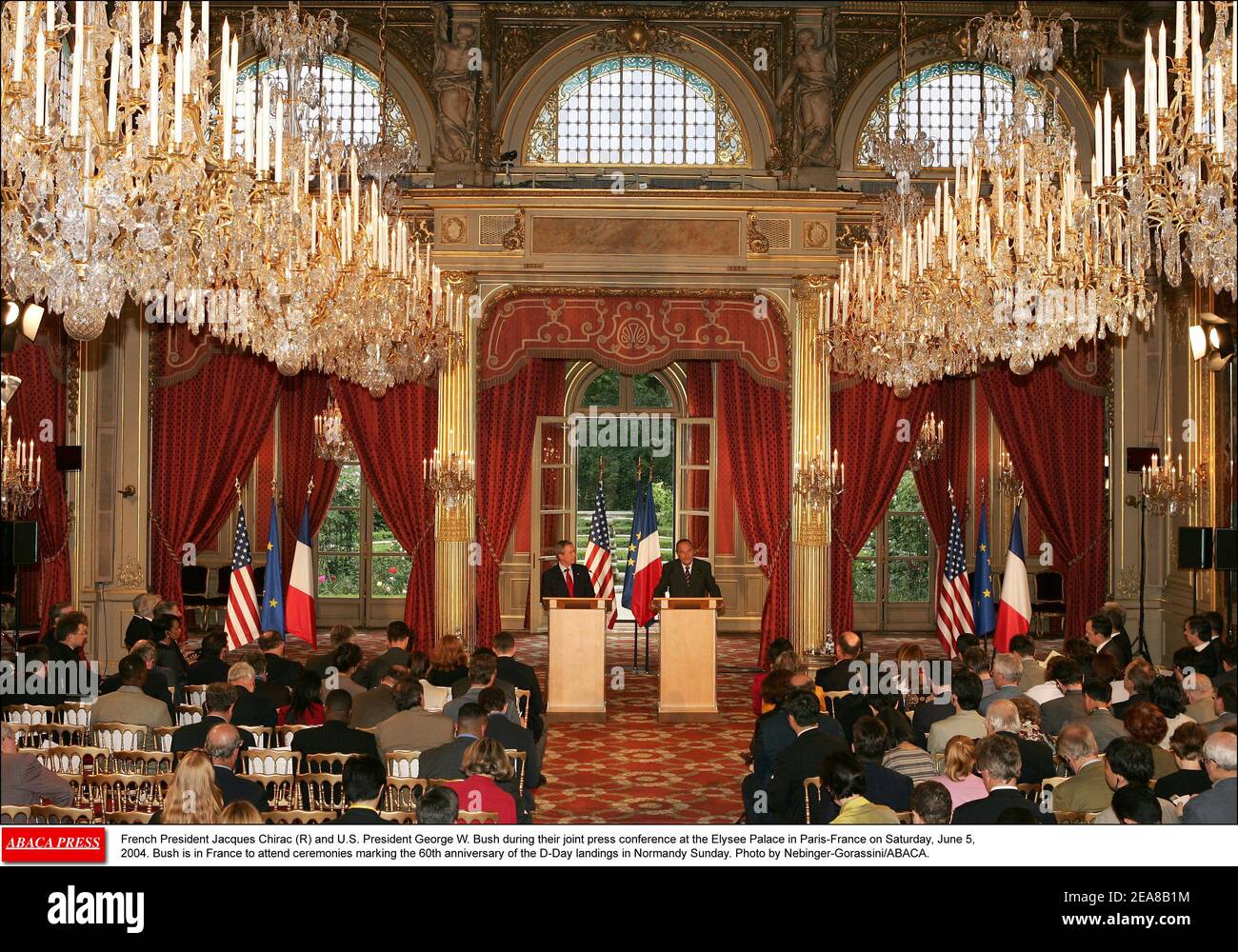 French President Jacques Chirac (R) and U.S. President George W. Bush ...