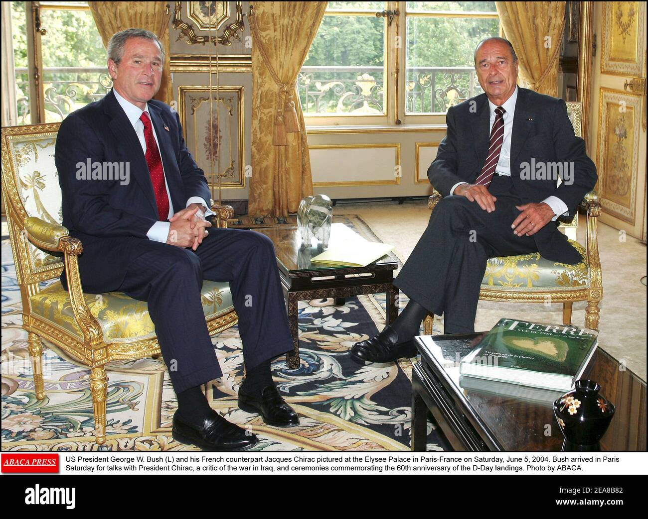 US President George W. Bush (L) and his French counterpart Jacques ...