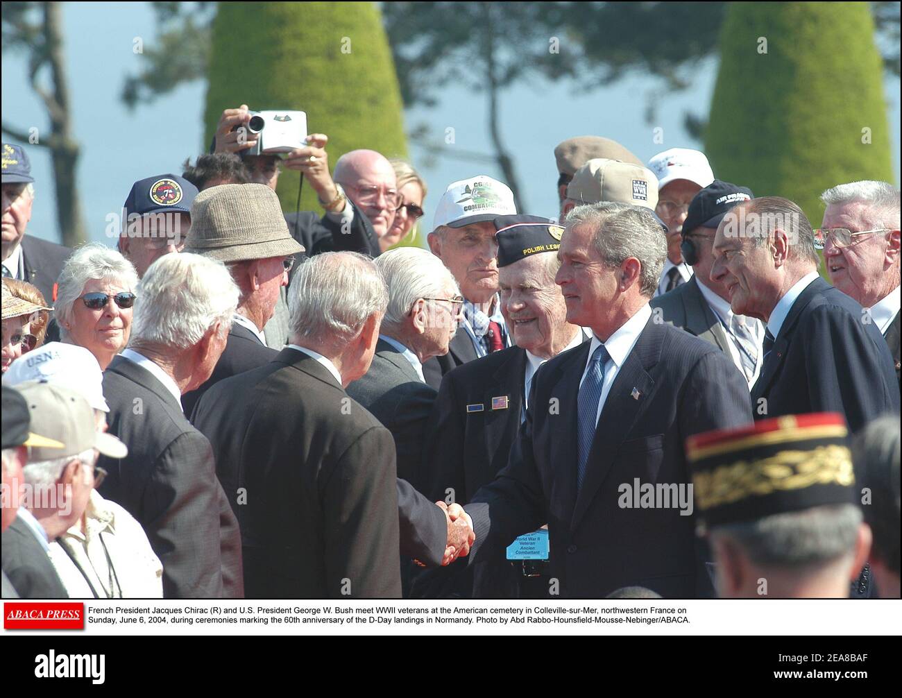 French President Jacques Chirac (R) and U.S. President George W. Bush ...