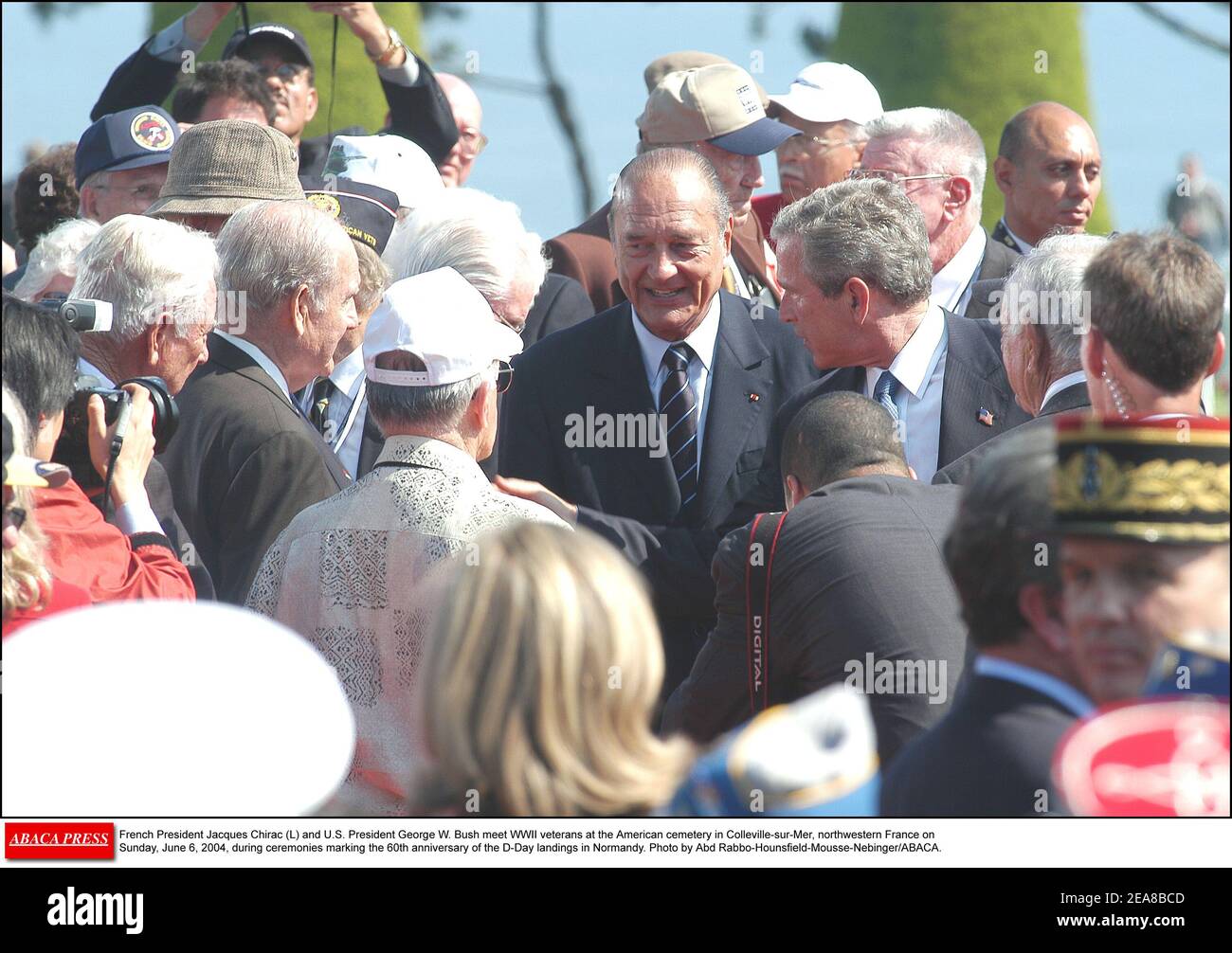French President Jacques Chirac (L) and U.S. President George W. Bush ...