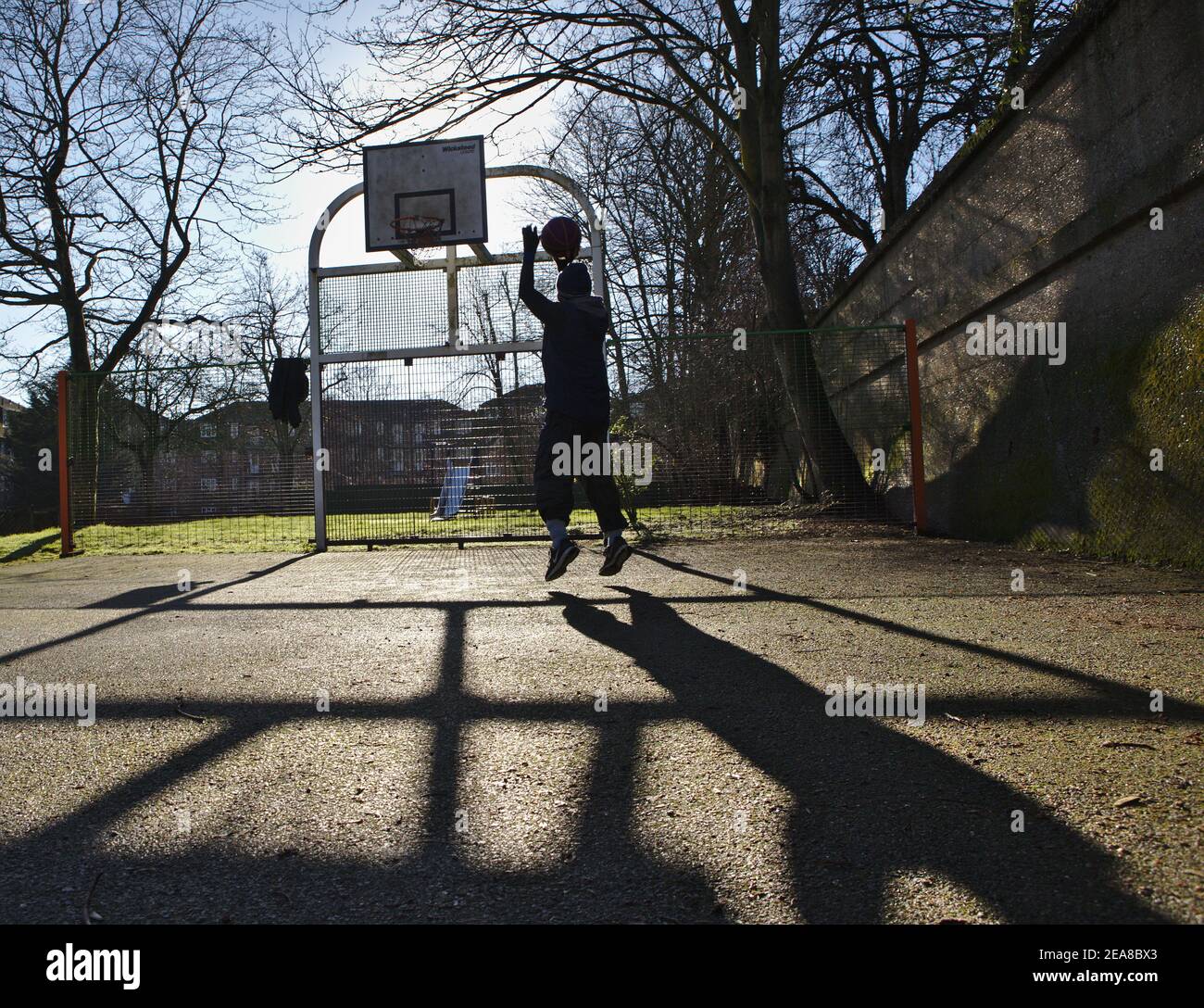 Basketball silhouette hi-res stock photography and images - Alamy