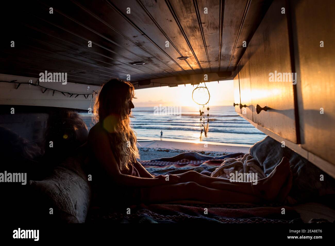 van life living on the beach Stock Photo - Alamy