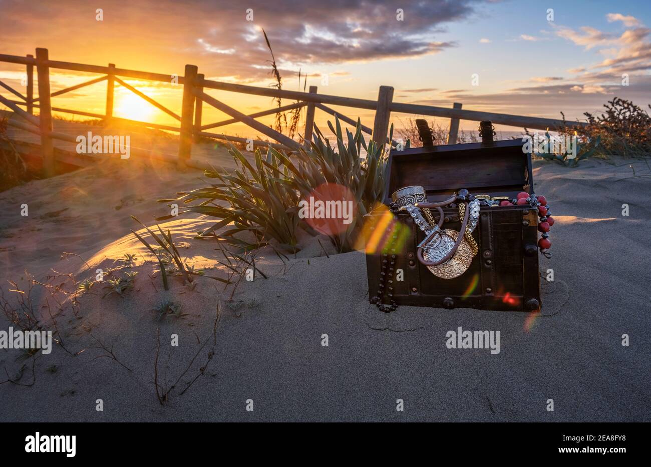 Treasure chest beach coins hi-res stock photography and images - Alamy