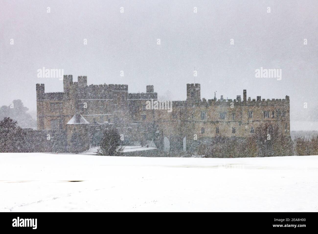 Snow scene at leeds castle hi-res stock photography and images - Alamy