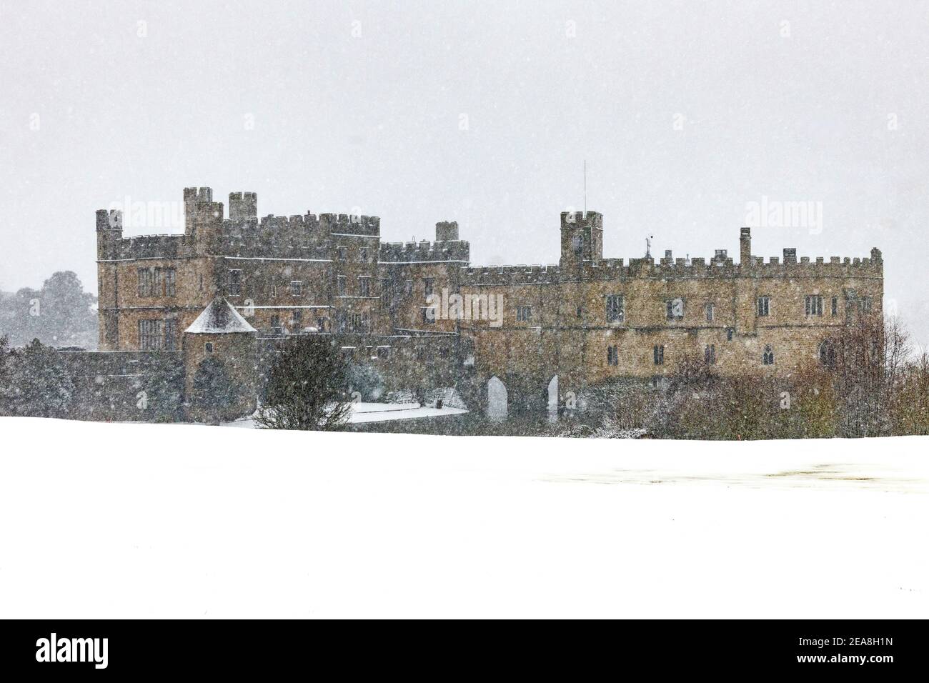 Snow scene at leeds castle hi-res stock photography and images - Alamy