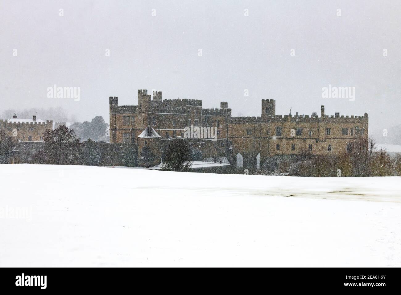 Snow scene at leeds castle hi-res stock photography and images - Alamy