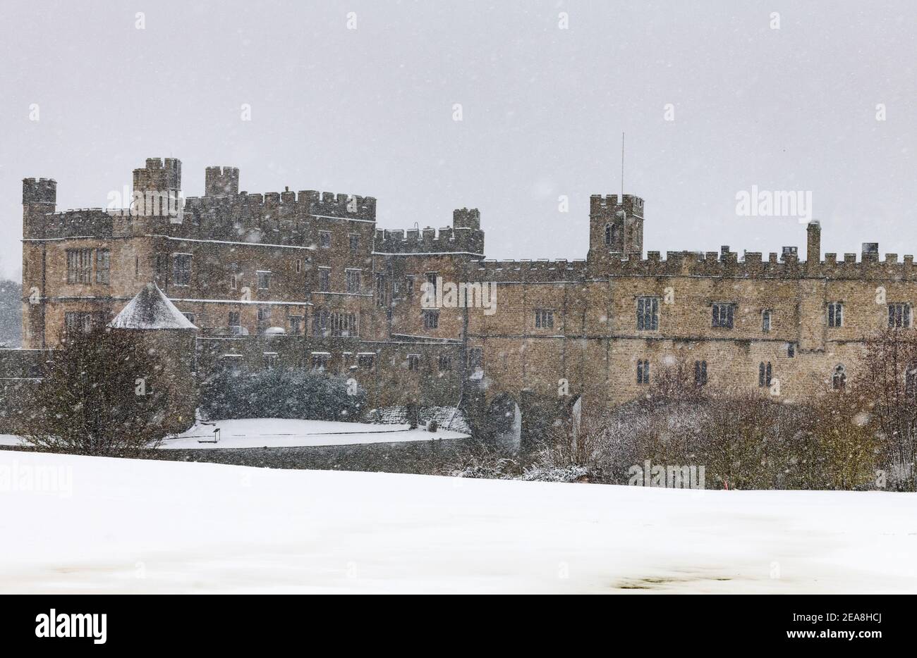 Snow scene at leeds castle hi-res stock photography and images - Alamy