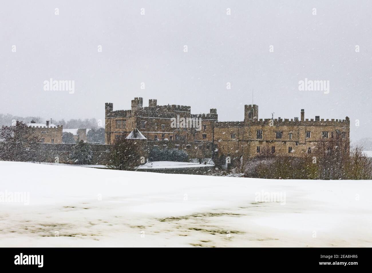Snow scene at leeds castle hi-res stock photography and images - Alamy