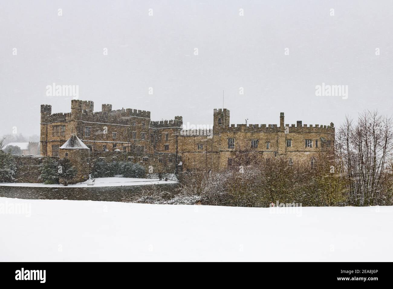 Snow scene at leeds castle hi-res stock photography and images - Alamy