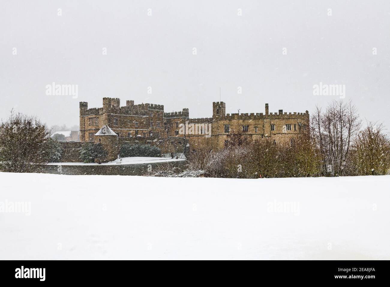 Snow scene at leeds castle hi-res stock photography and images - Alamy