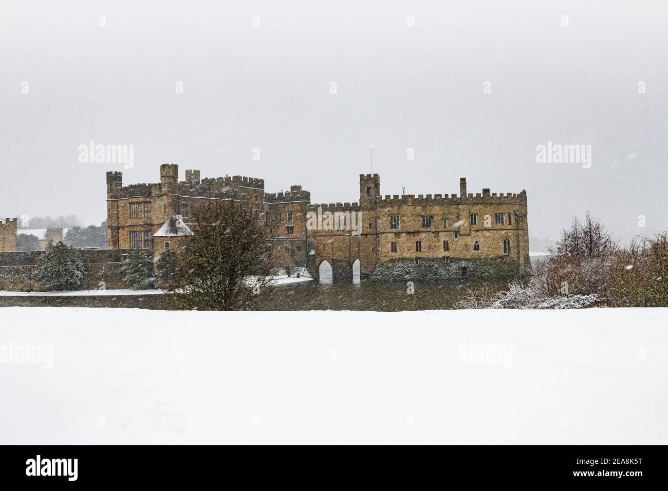 Snow scene at leeds castle hi-res stock photography and images - Alamy