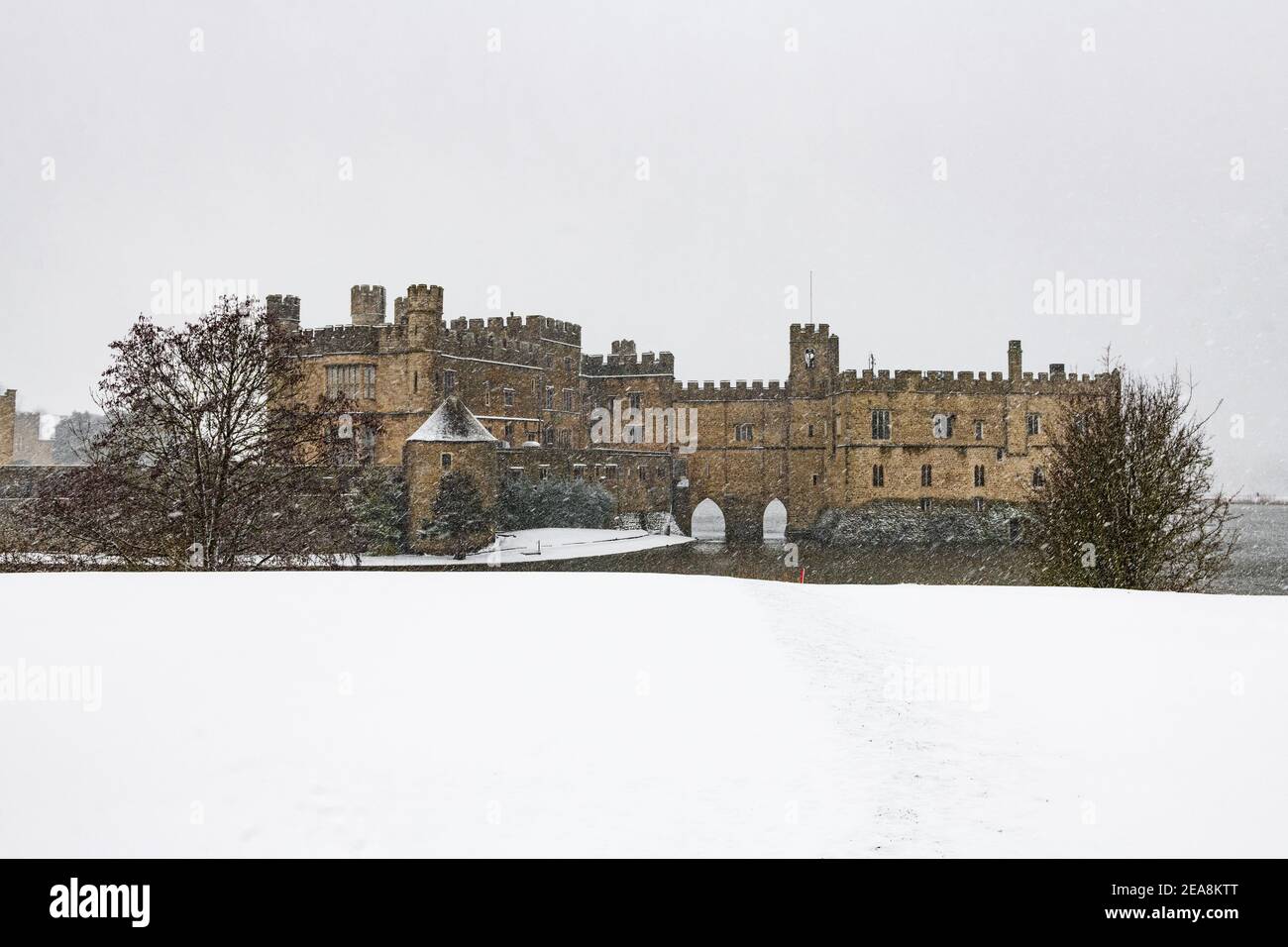 Snow at leeds castle hi-res stock photography and images - Alamy