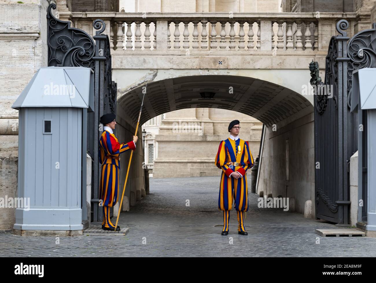 Swiss guard in Vatican Stock Photo - Alamy