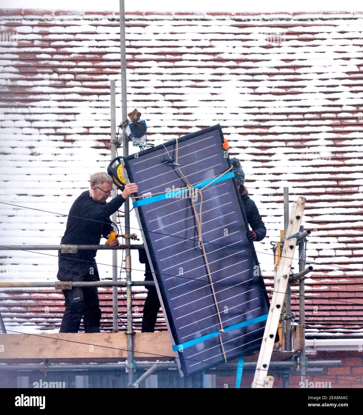 Solar panel installation hi-res stock photography and images - Alamy